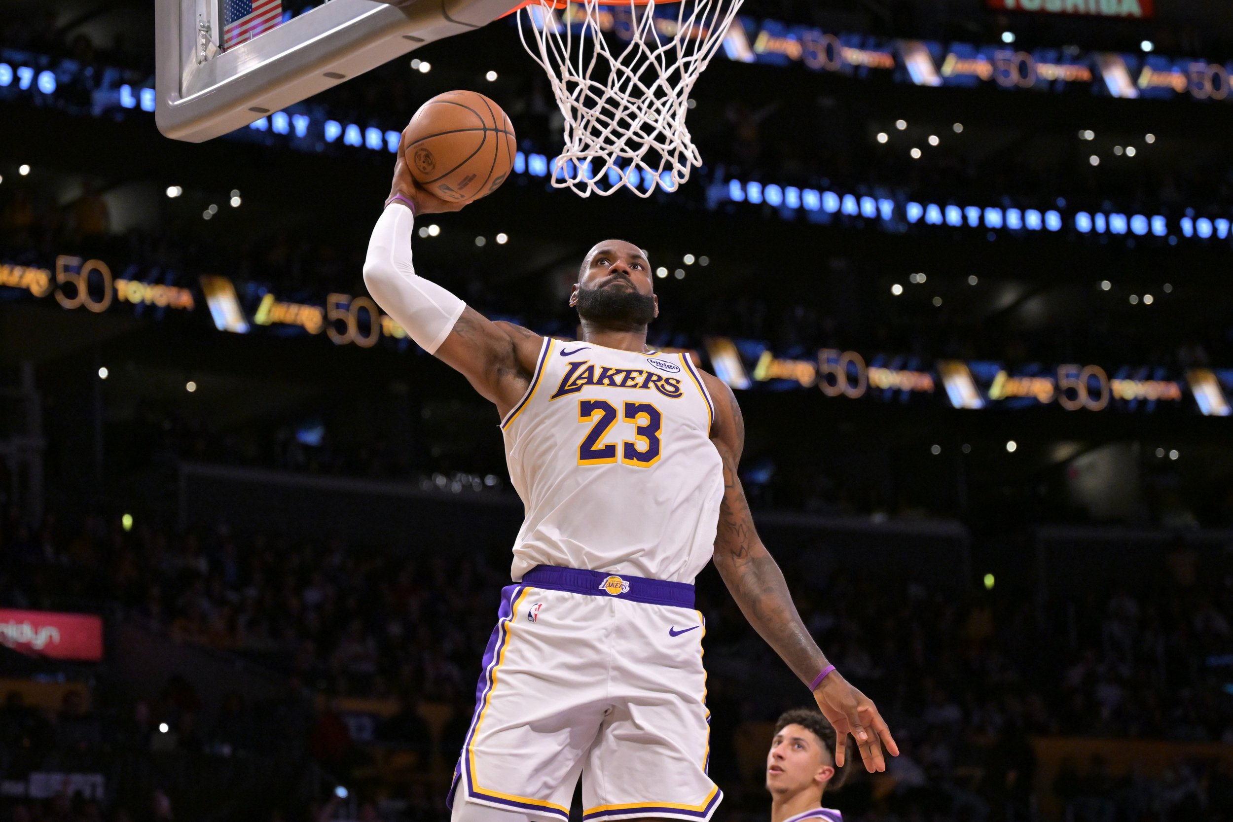 Lakers crowd serenaded LeBron James with fitting song during his ...