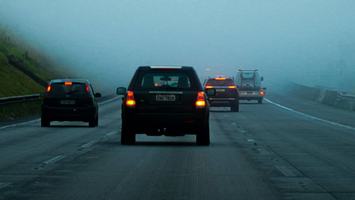 Foggy windshield in winters? Simple and effective tips every driver ...