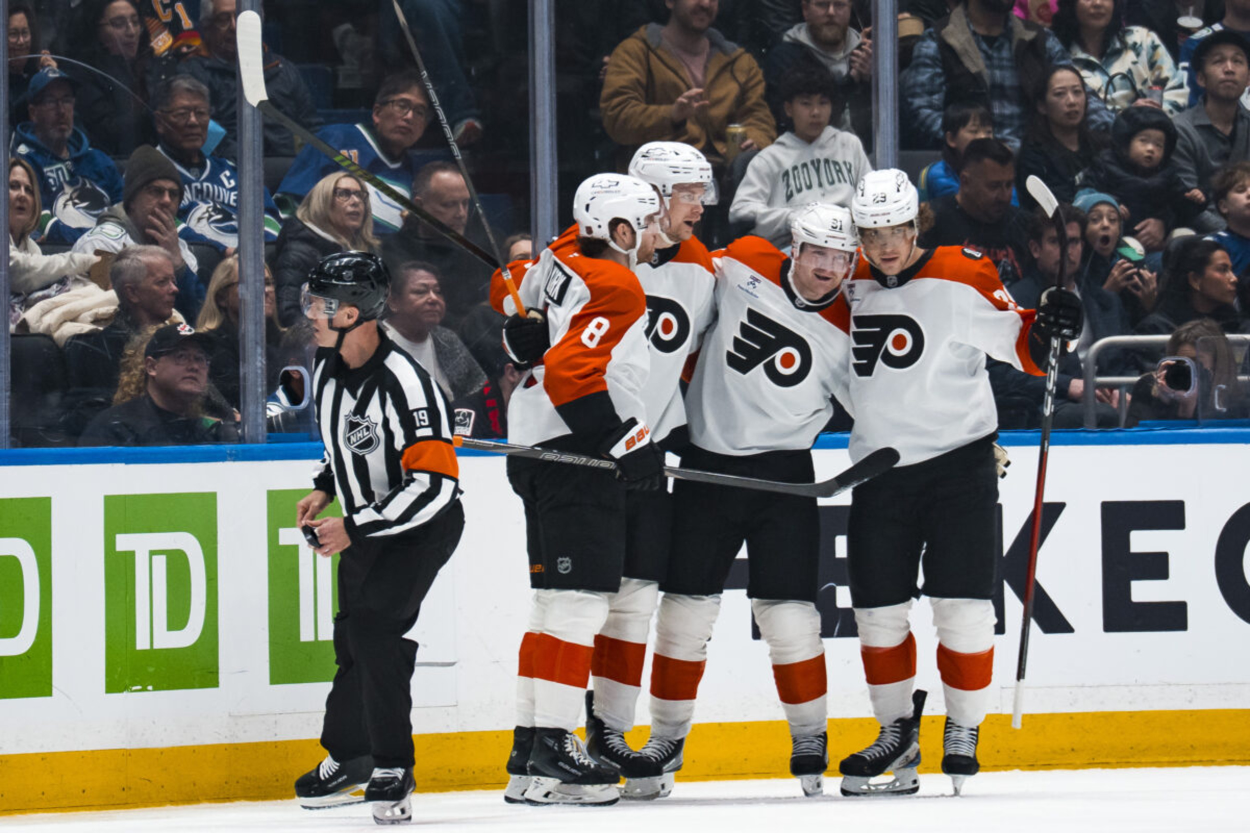 Flyers extend Canucks’ home woes with 6-3 victory
