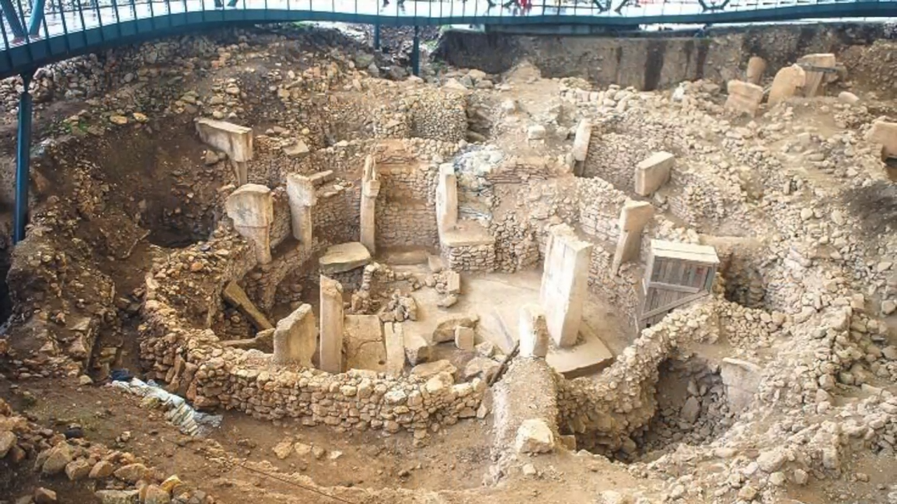 10,000-year-old human figures found at Neolithic burial site