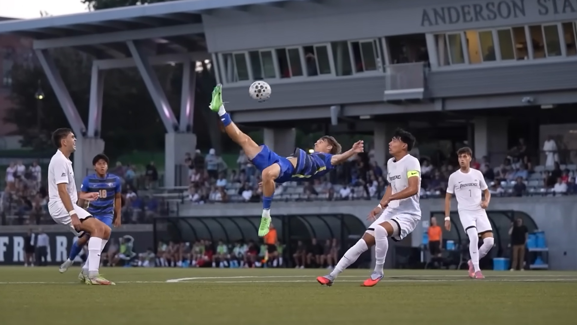 Perfecte timing voor een bicycle kick