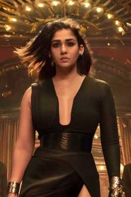 Toxic new poster: Nayanthara's 1st look as a femme fatale in Yash ...