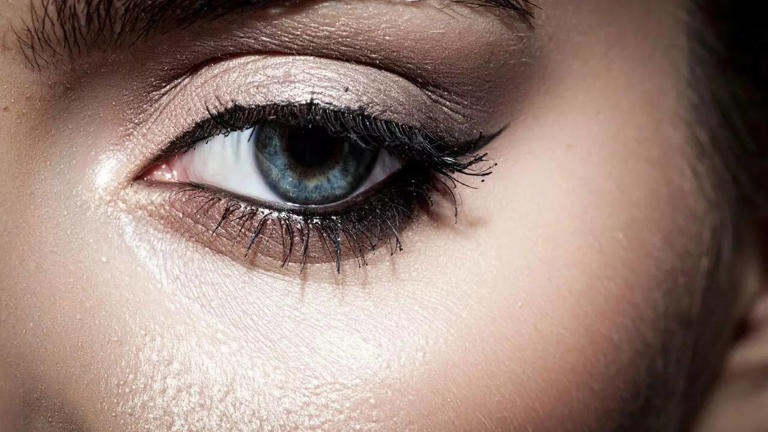 Different types of eyeliners according to the eye shape