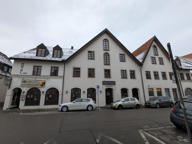 Evi Kramarz übergibt das Hotel Rössle an Max Diegruber und Silas ...