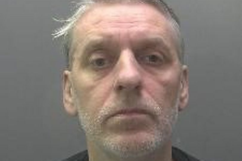 Cambs man sent back to prison after threatening man with knife