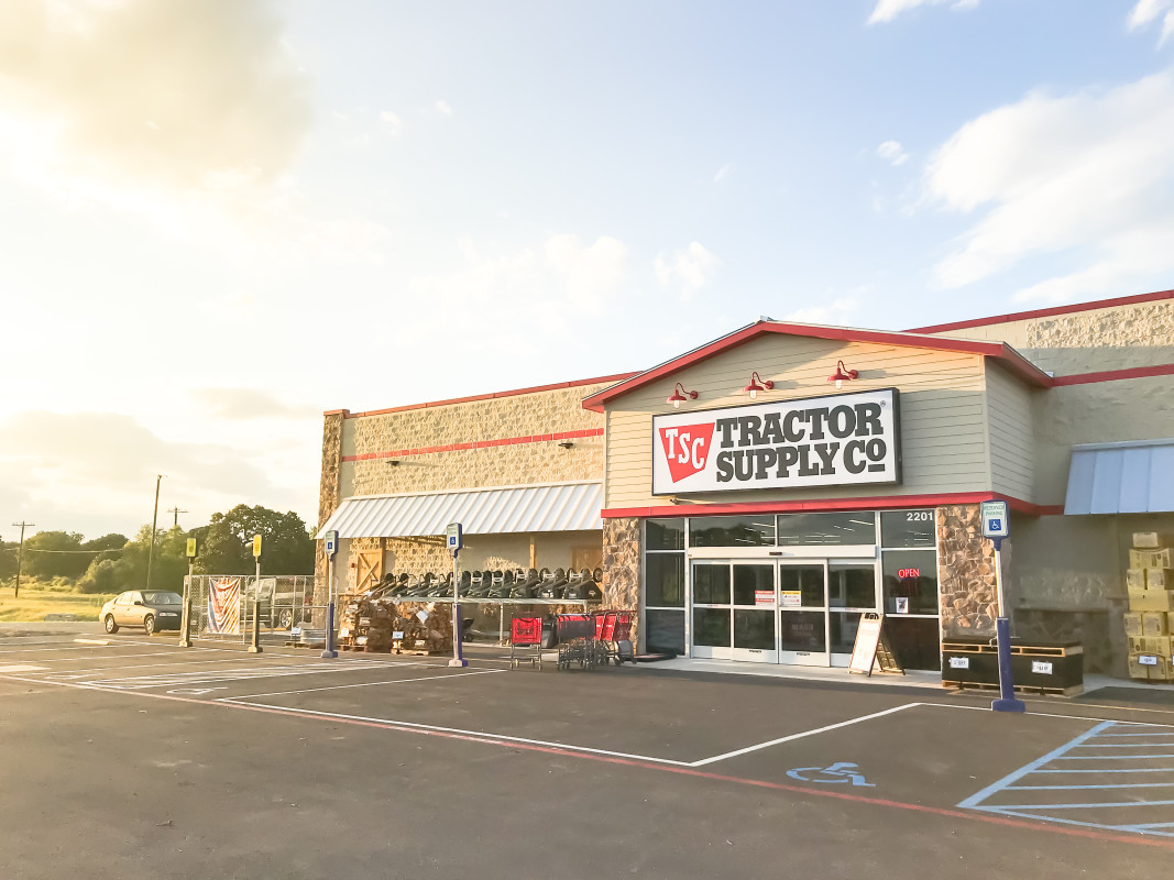 What are Tractor Supply's New Year's Day 2026 hours?