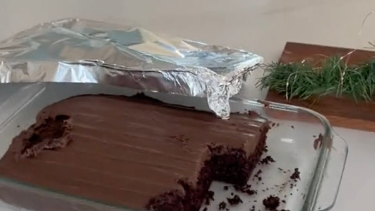 Guilty cat's innocent look after stealing cake has 3M people in ...