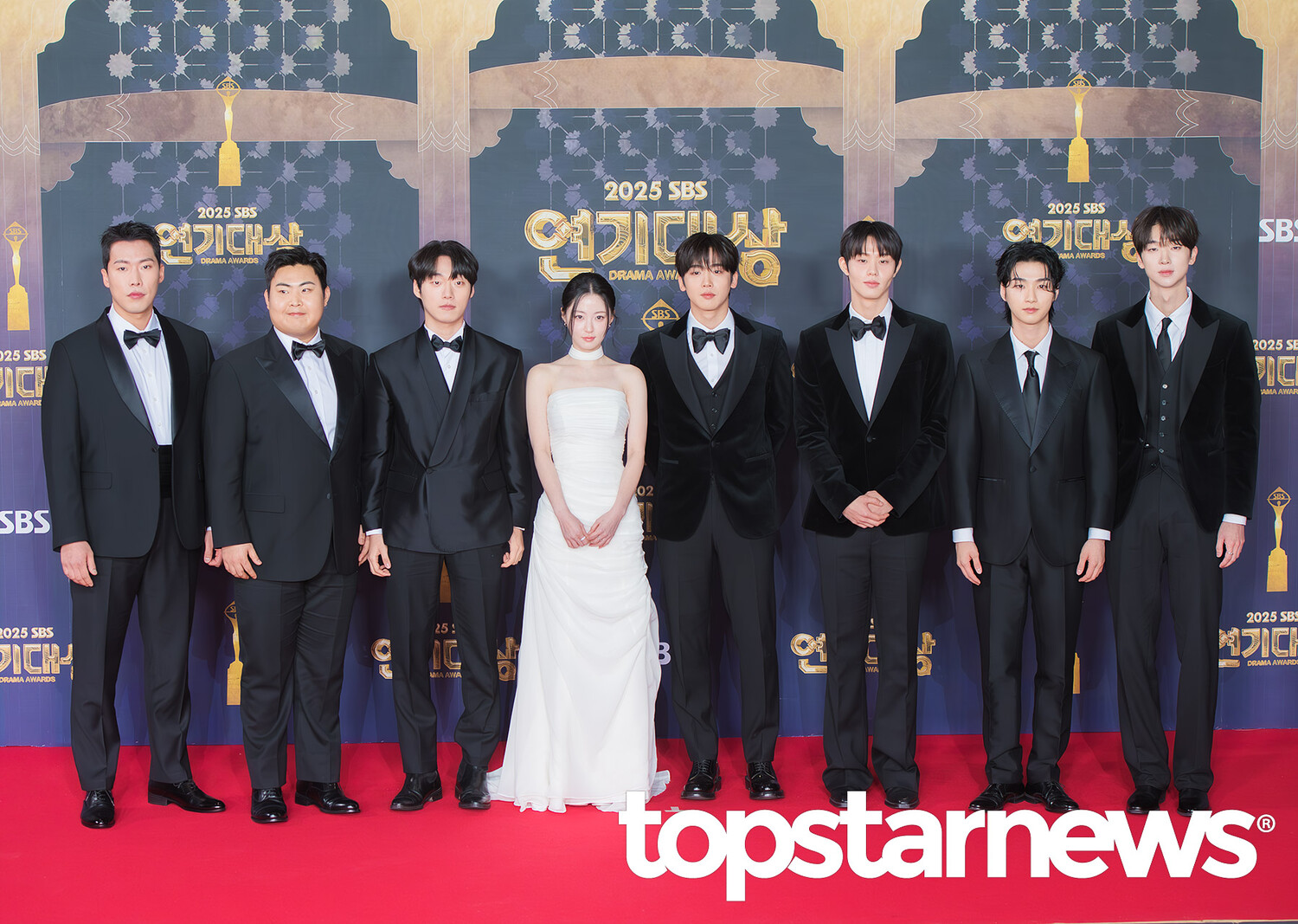 [HD포토] '트라이' 팀, '아름다운 공주와 미남 기사단' (2025 SBS 연기대상)