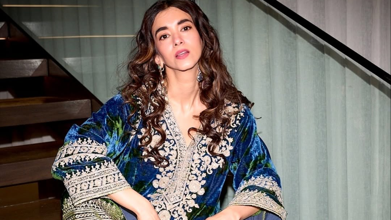 Hrithik Roshan’s girlfriend Saba Azad’s luxe choga suit is the ...