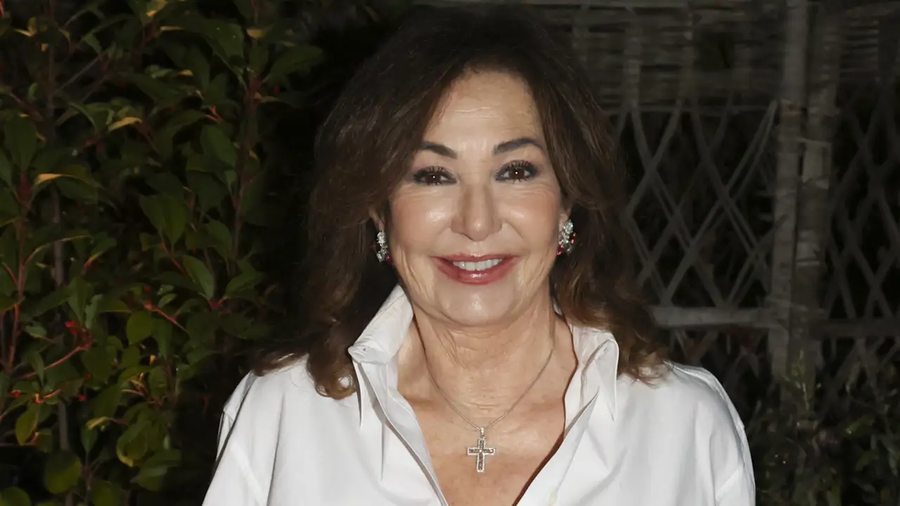 La mesa de Nochevieja de Ana Rosa Quintana: cristalería dorada, vajilla ...