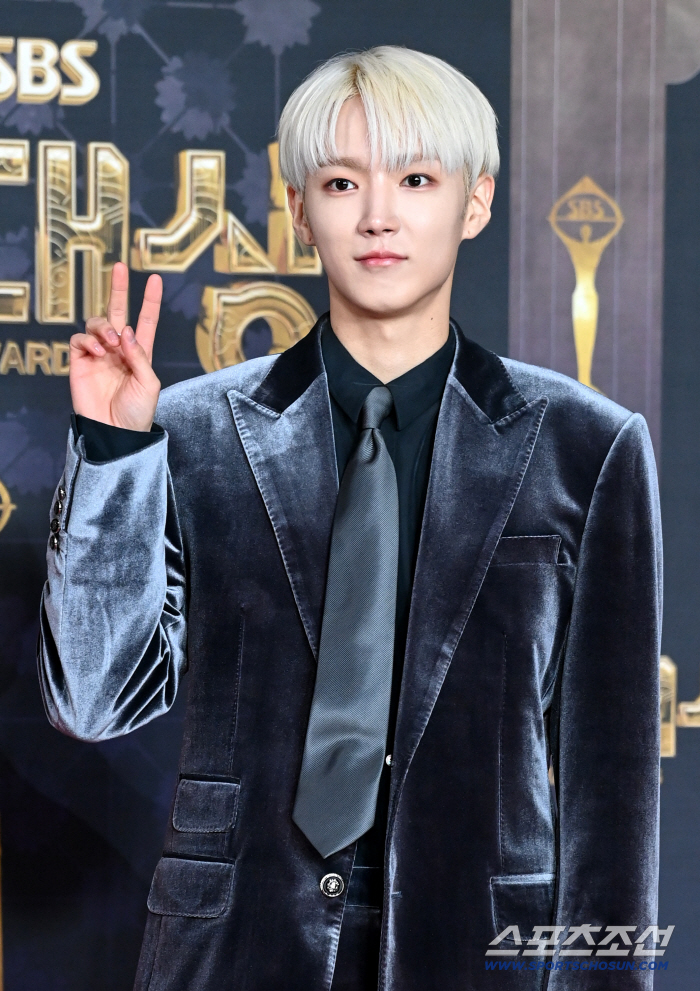 Ha Yoojun, hand-greeting is cool