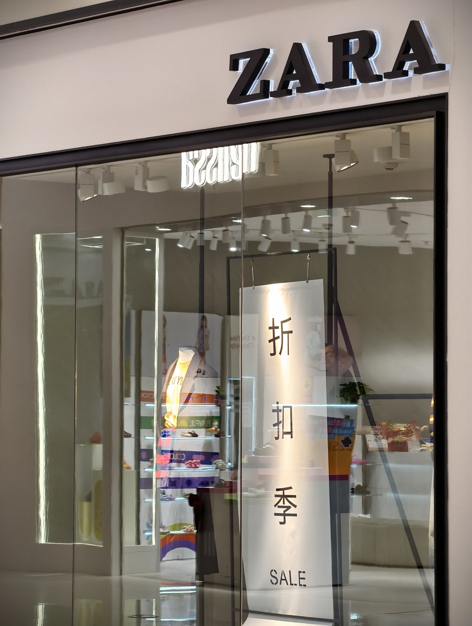 广州乐峰广场ZARA品牌门店，全场降价促销