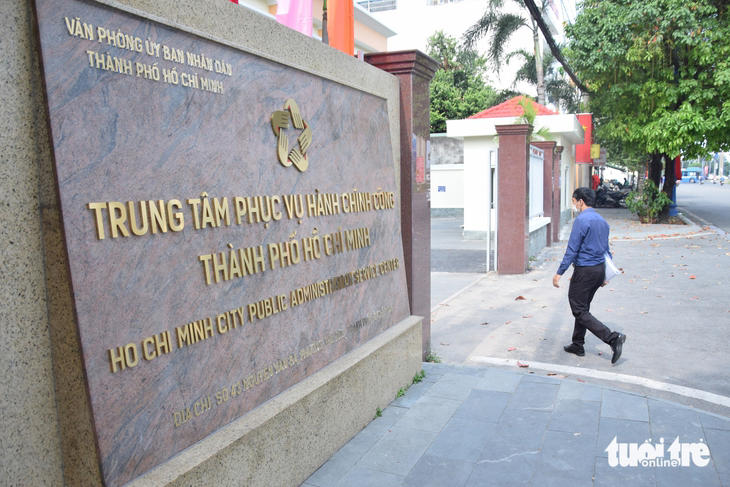 Đi làm thủ tục hành chính ở TP.HCM, người dân được robot bắt tay, mời ...