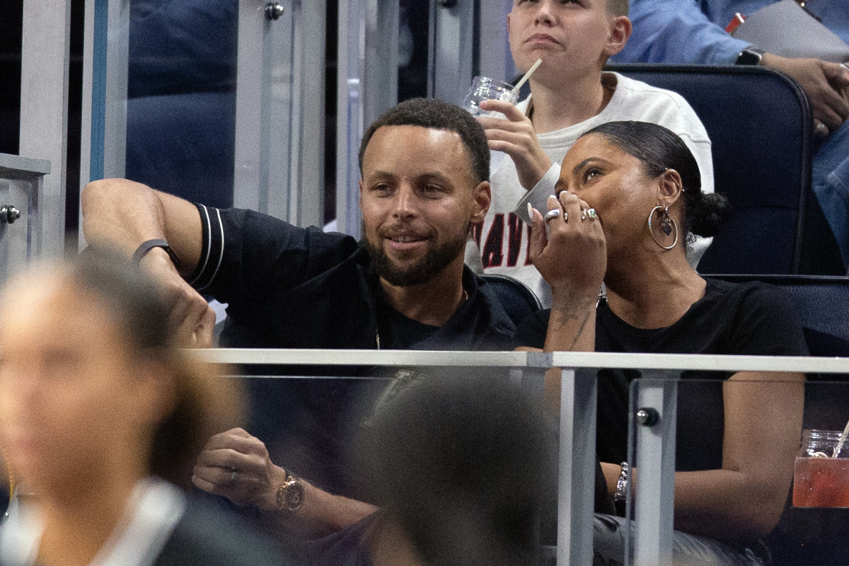 Ayesha Curry’s gesture towards Steph Curry draws attention