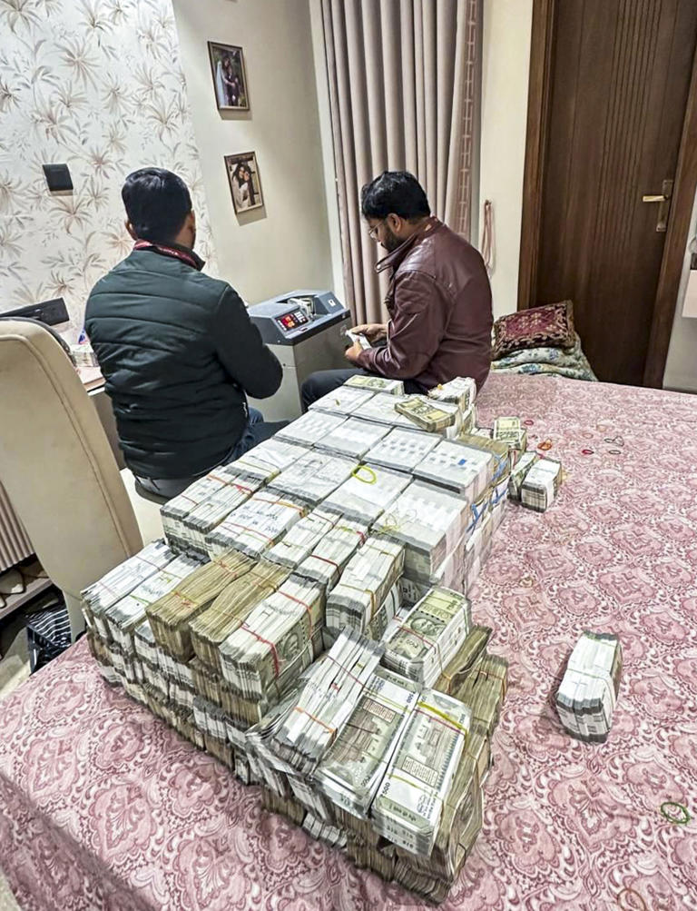 ED recovers Rs 5 crore in cash, Rs 8-crore jewellery from Delhi house ...