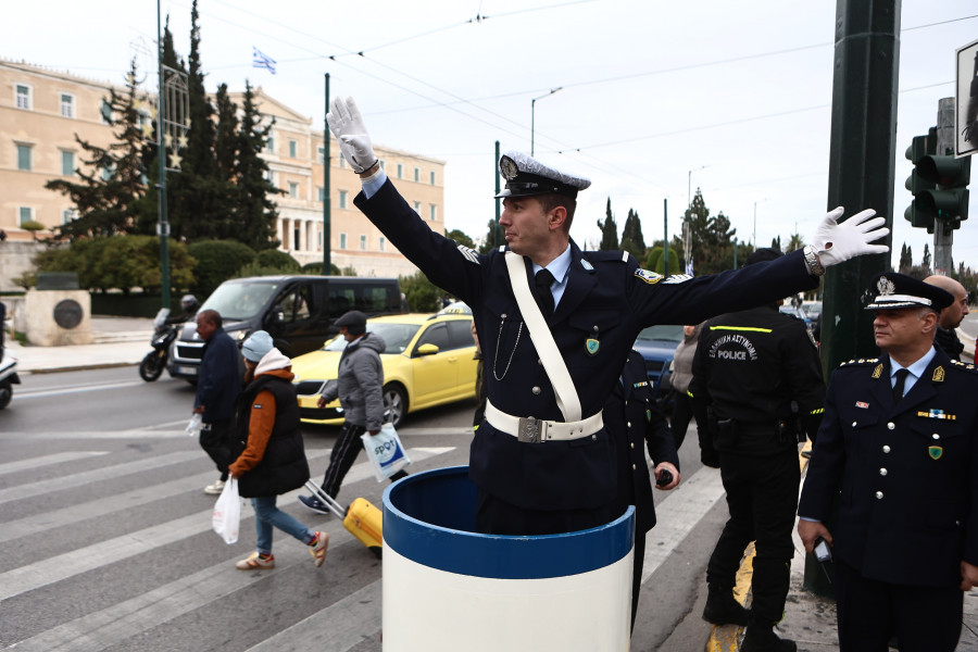 Χρυσοχοΐδης: Αντάλλαξε ευχές και έδωσε δώρα στον τροχονόμο στο βαρέλι ...
