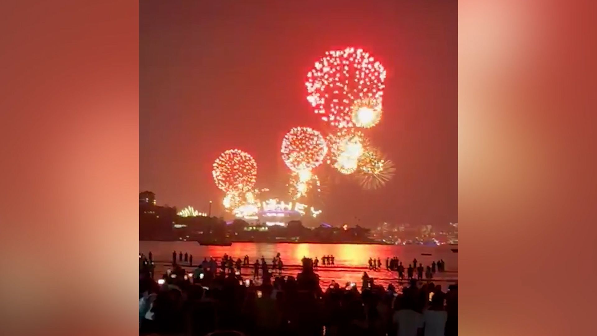 Farbenfrohe Pyroshow im Hafen: Sydney startet als eine der ersten ...