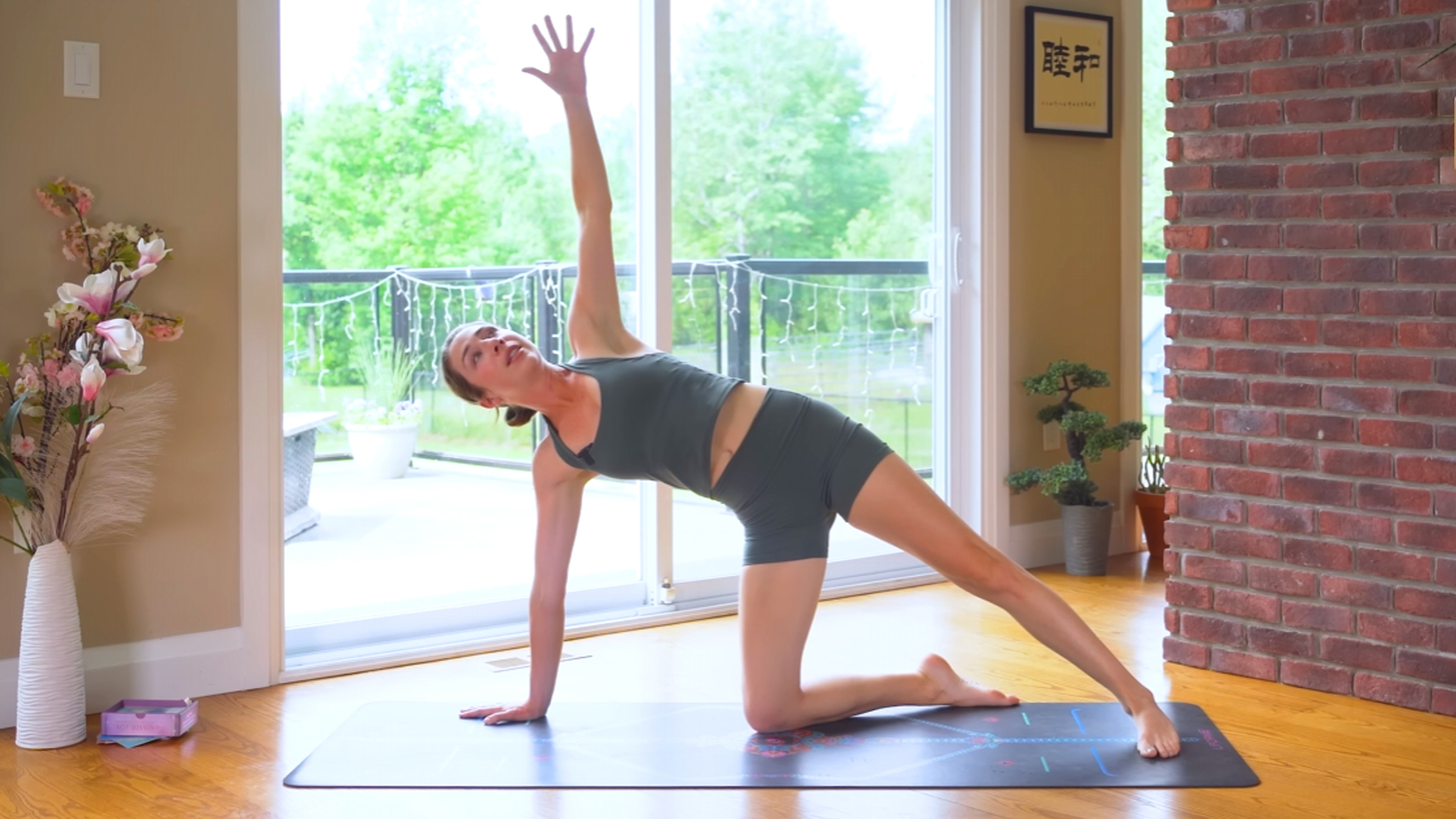10 minute Pilates & yoga tutorial to build a strong core