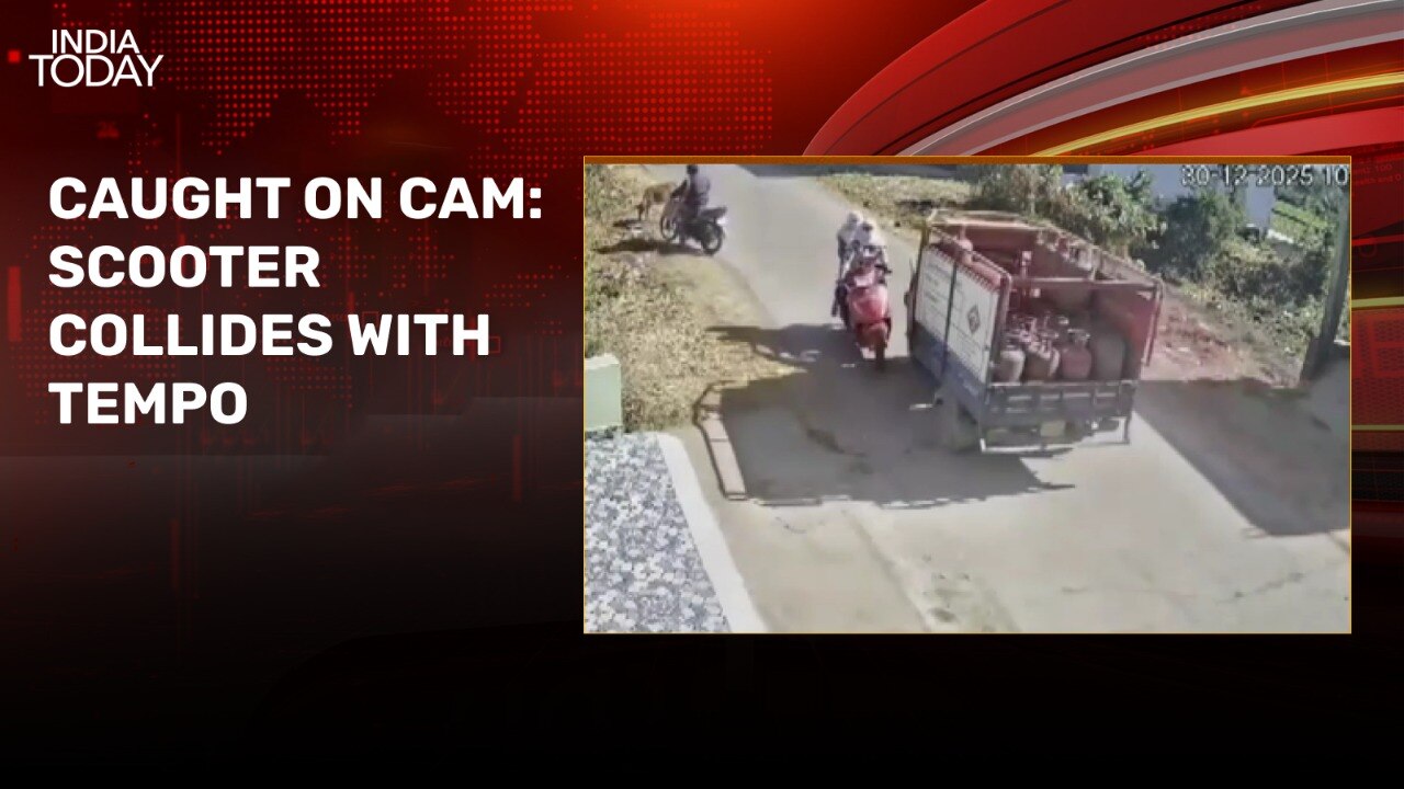 Video: Scooter collides with tempo in Madhya Pradesh's Mandla, two ...