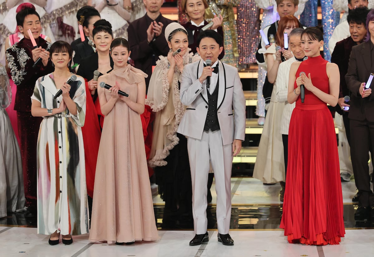 紅白 NHK鈴木奈穂子アナ「すごいですね! 会場も大盛り上がり」