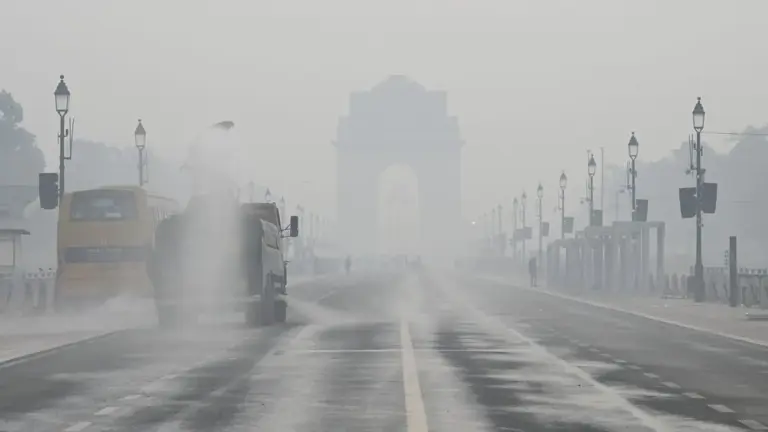 Delhi wakes up to dense fog; AQI in moderate to poor category, CPCB ...
