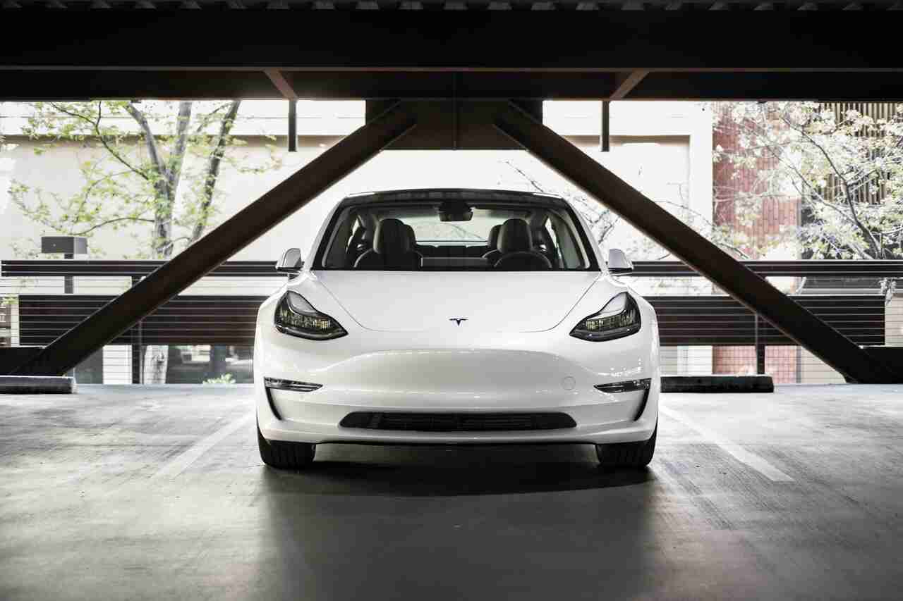 Tesla pode aplicar multa de até US$ 150 por vômito ou fumaça nos robotáxis