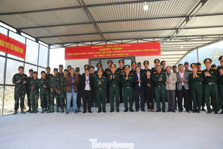 Quân khu 7 bàn giao 4 căn nhà cho người dân vùng lũ Lâm Đồng