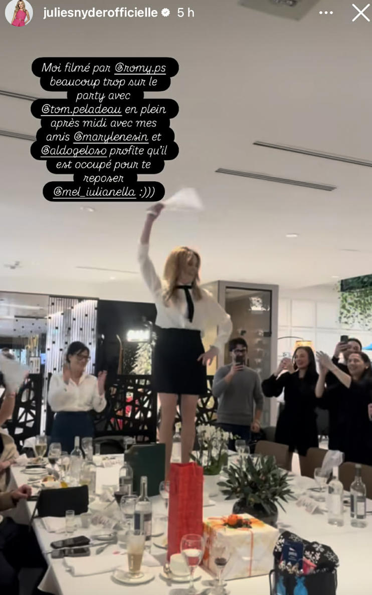 Julie Snyder filmée sur le party!