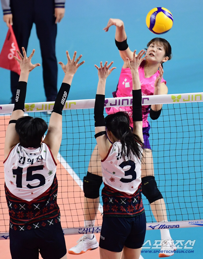 Kim Daeun avoided blocking and spiked