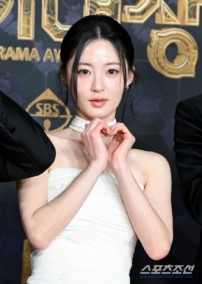 Sung Jiyoung, make a heart with her pretty face