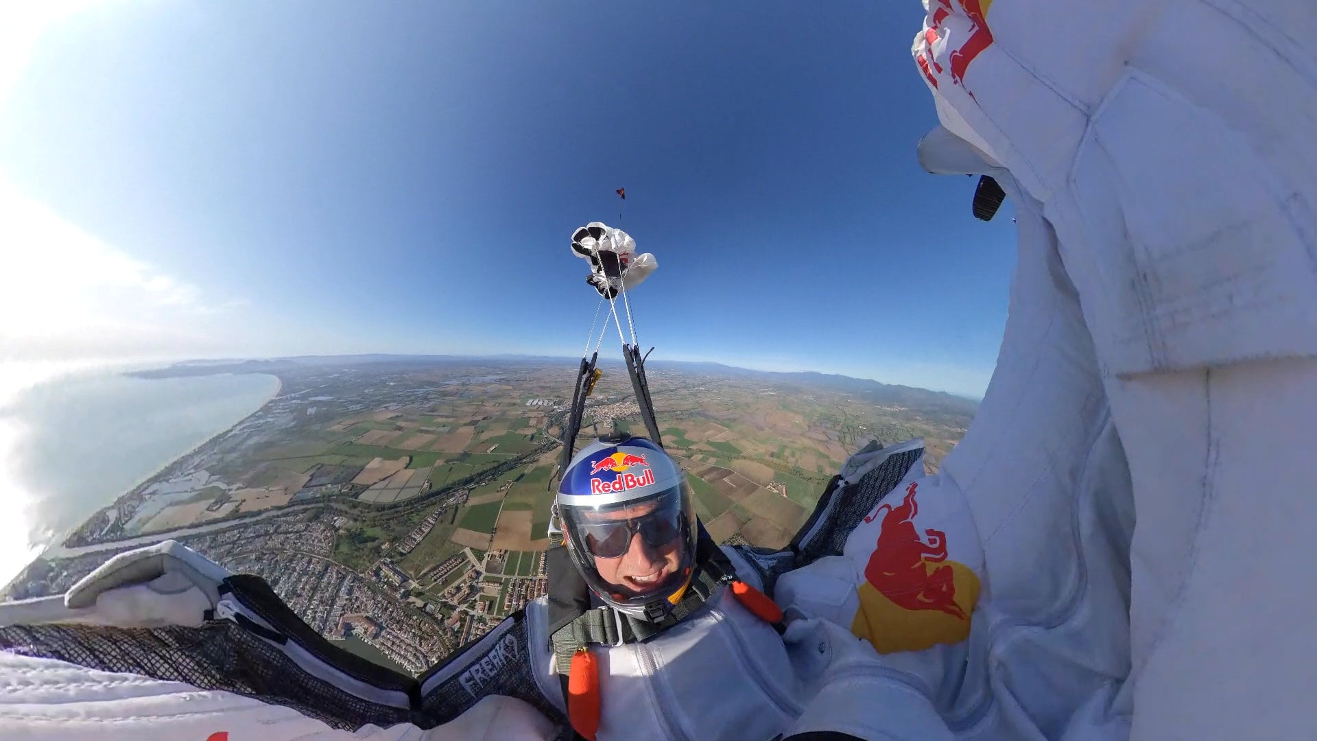 Sehen Sie, wie ein Fallschirmspringer seinen Freund als menschliches ...
