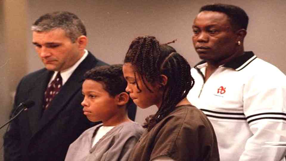 A toddler was led out of a shopping mall - the camera recorded everything