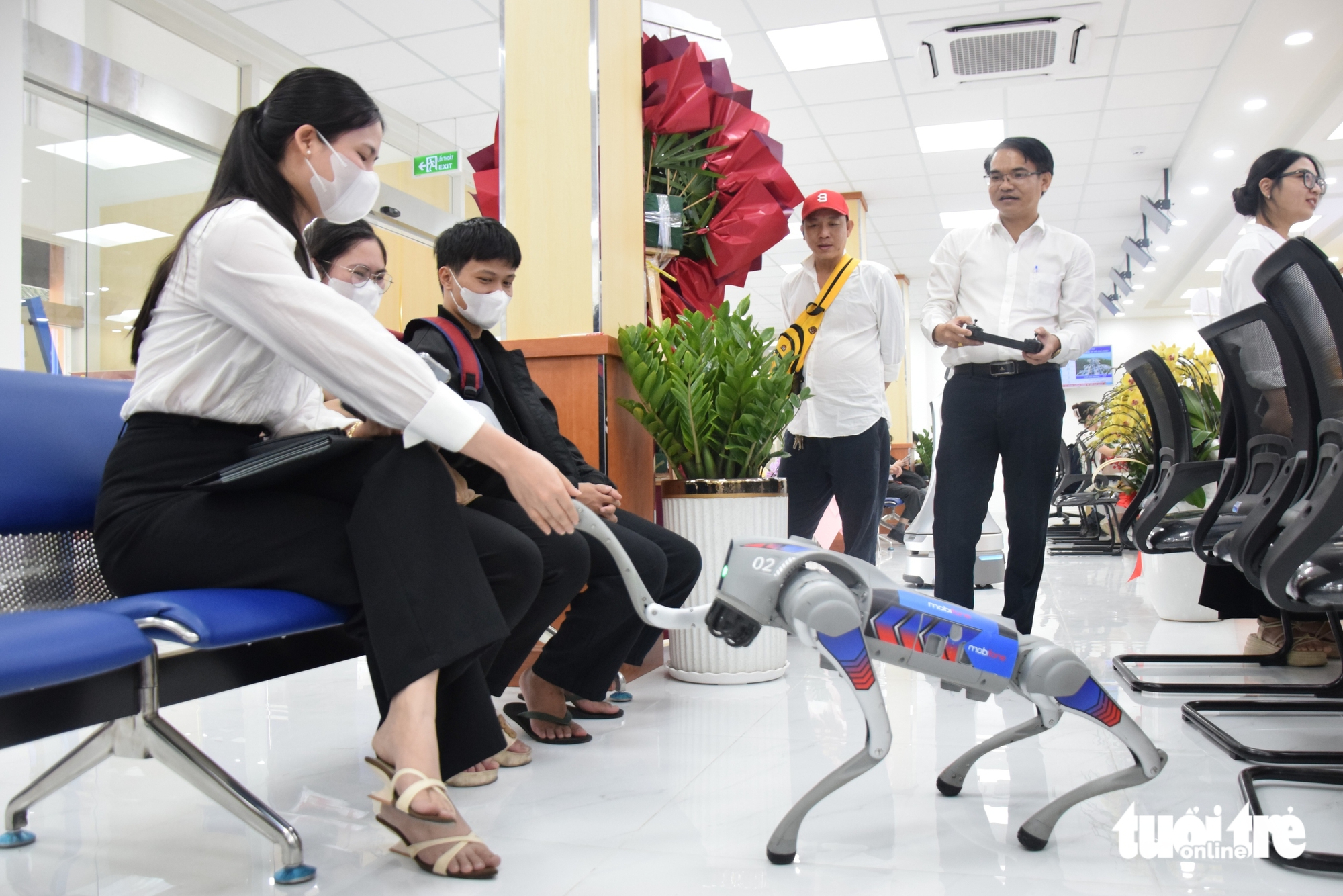 Đi làm thủ tục hành chính ở TP.HCM, người dân được robot bắt tay, mời ...