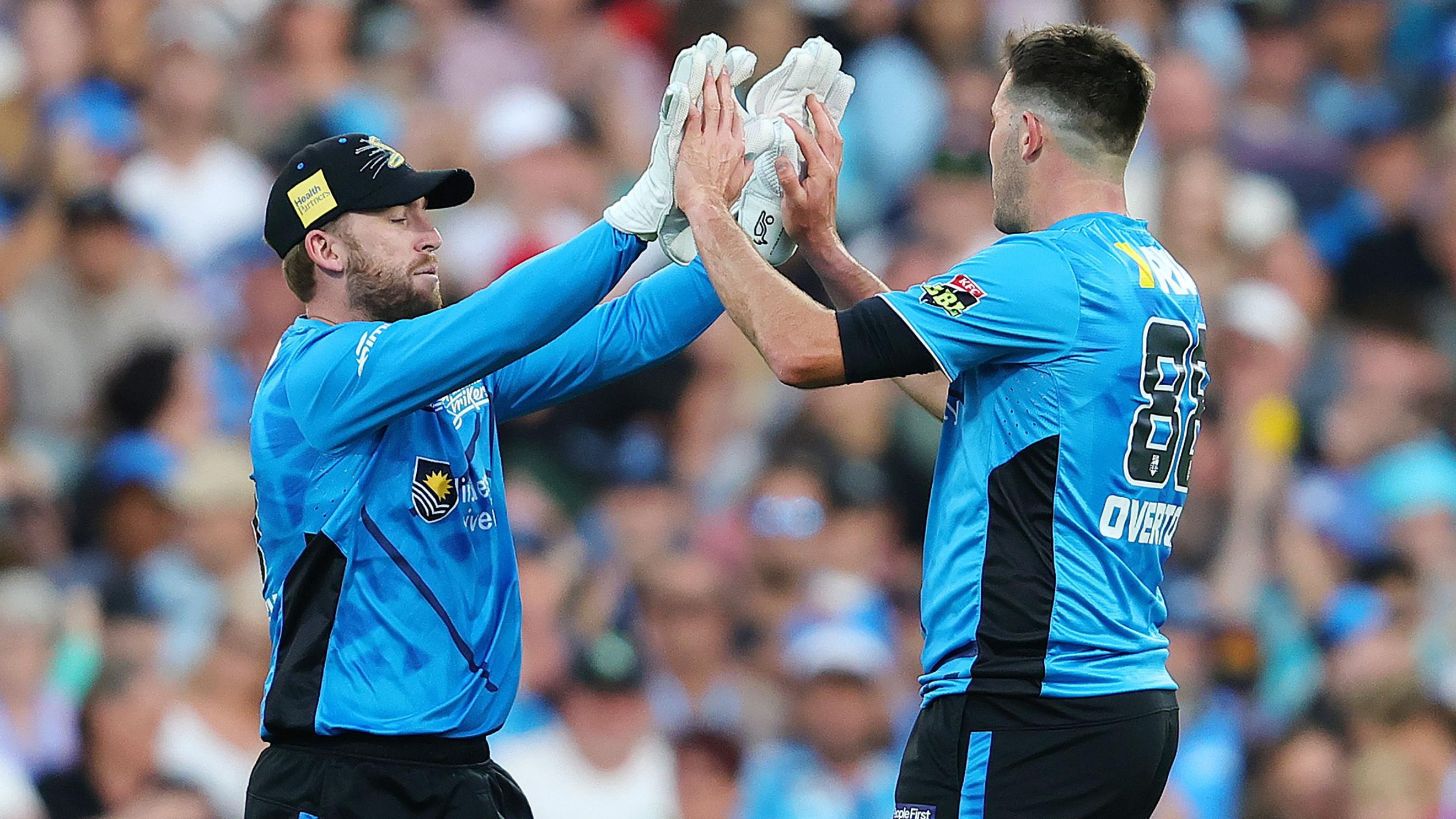 Overton & Lynn help Strikers beat Heat in Big Bash