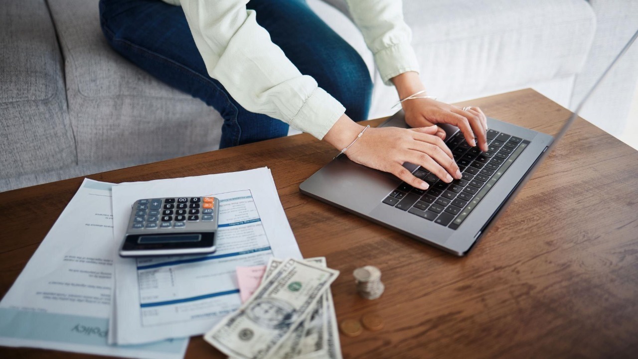 12 daily money habits that quietly build real wealth over years