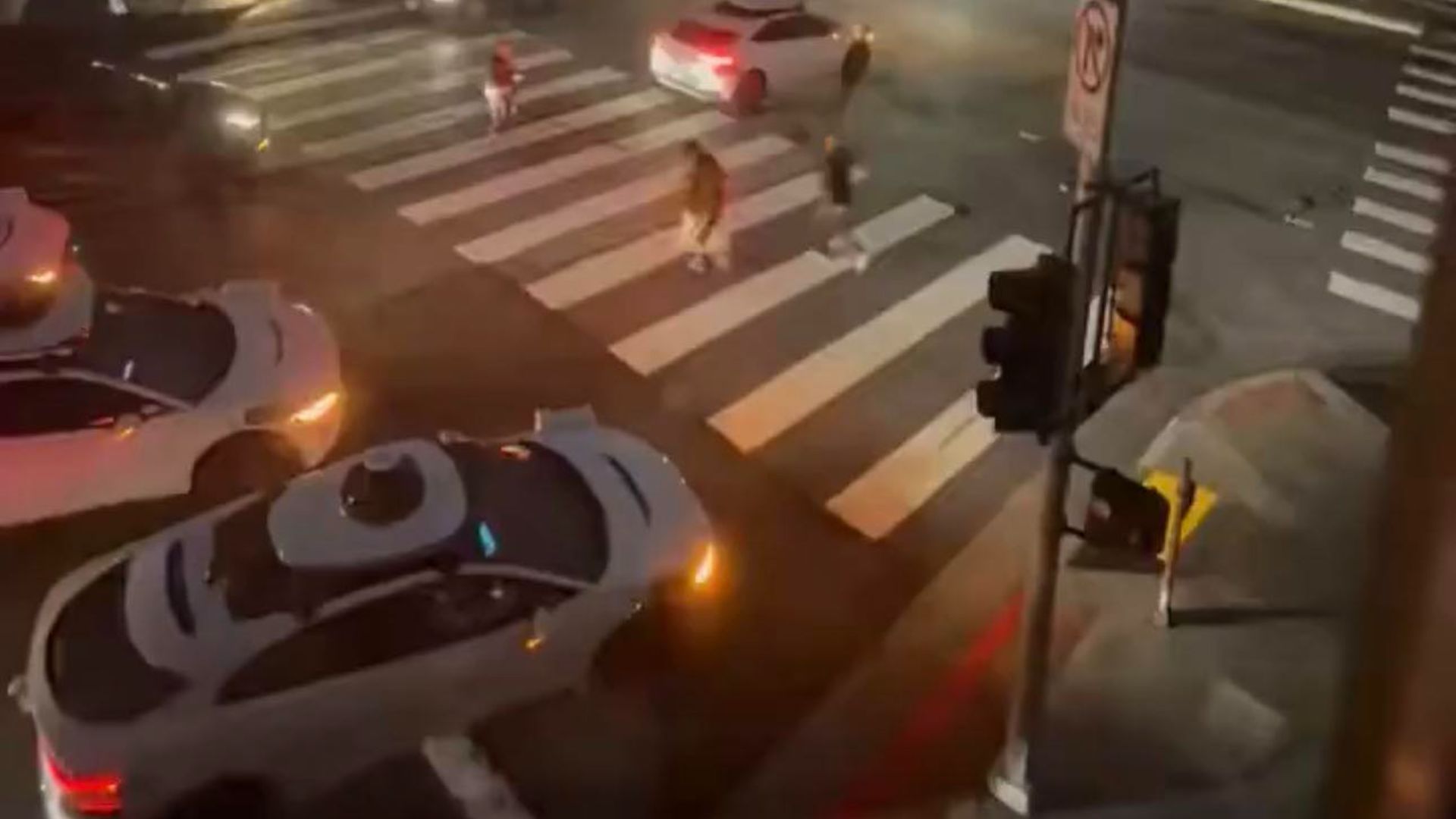 Driverless Waymo cars stop working during California power outage