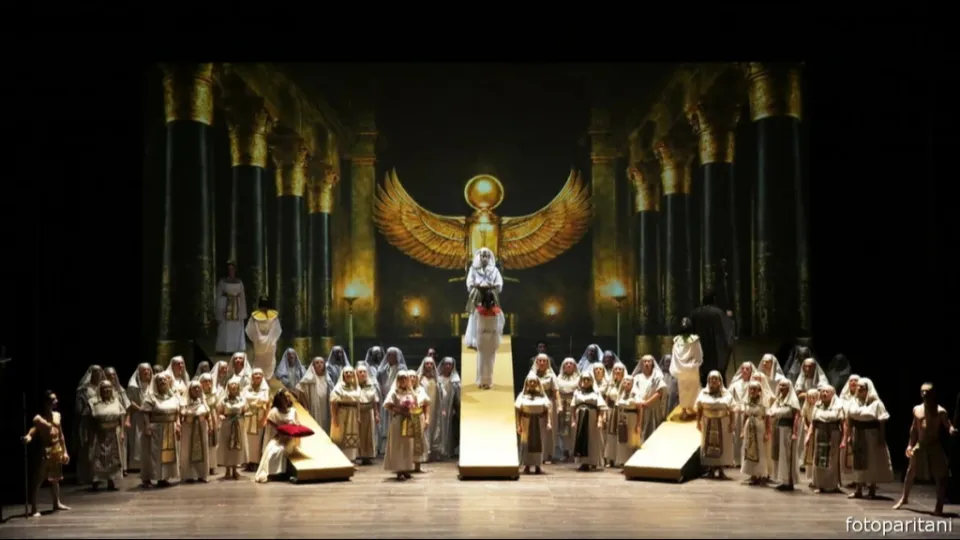 Prova generale al Galli per l'Aida. Il fascino dei cori e delle scenografie