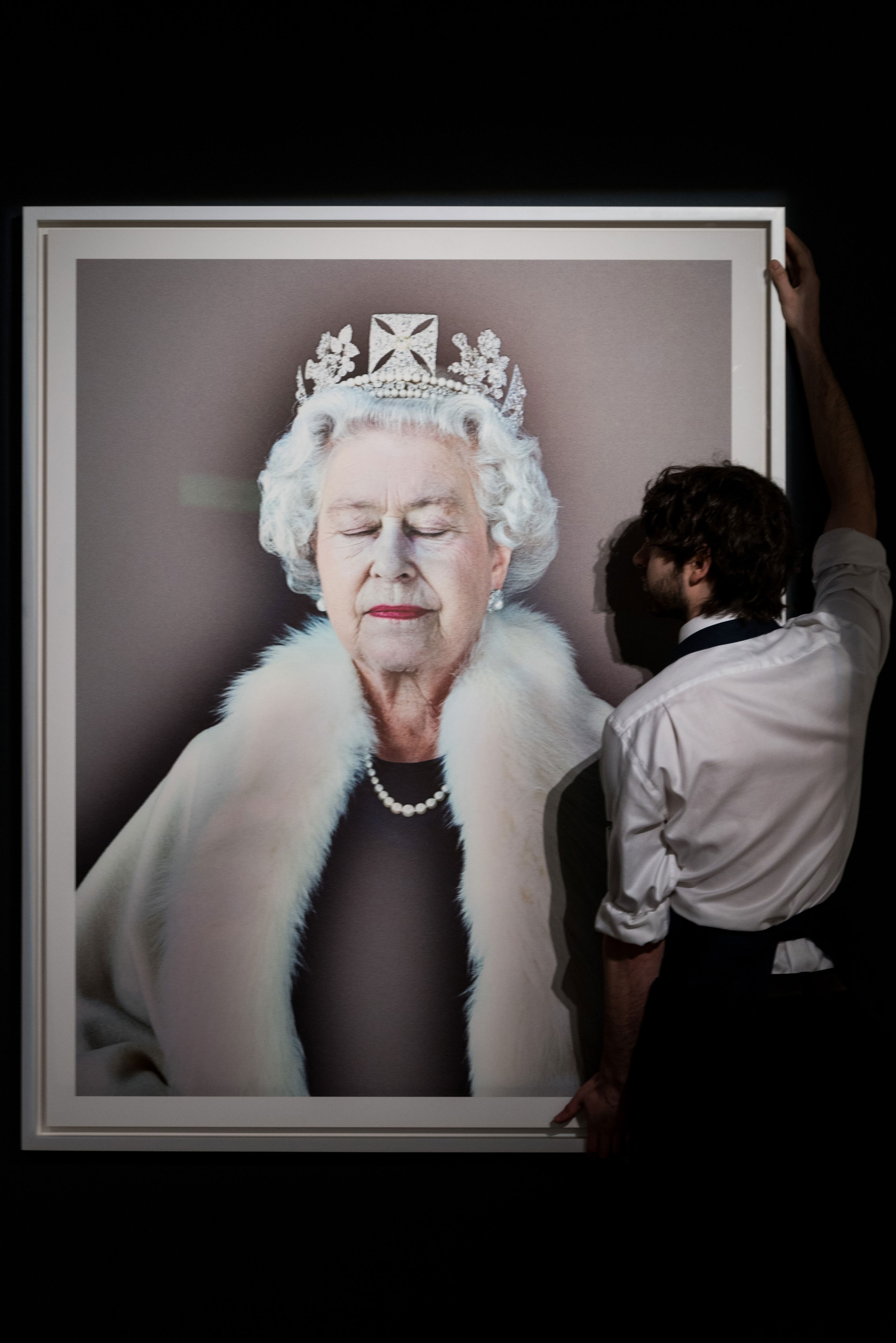 Royal artist details 'unnerving' experience of working with Queen Elizabeth