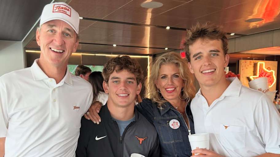 Arch Manning’s dad Cooper’s Texas fit at Citrus Bowl causes social ...