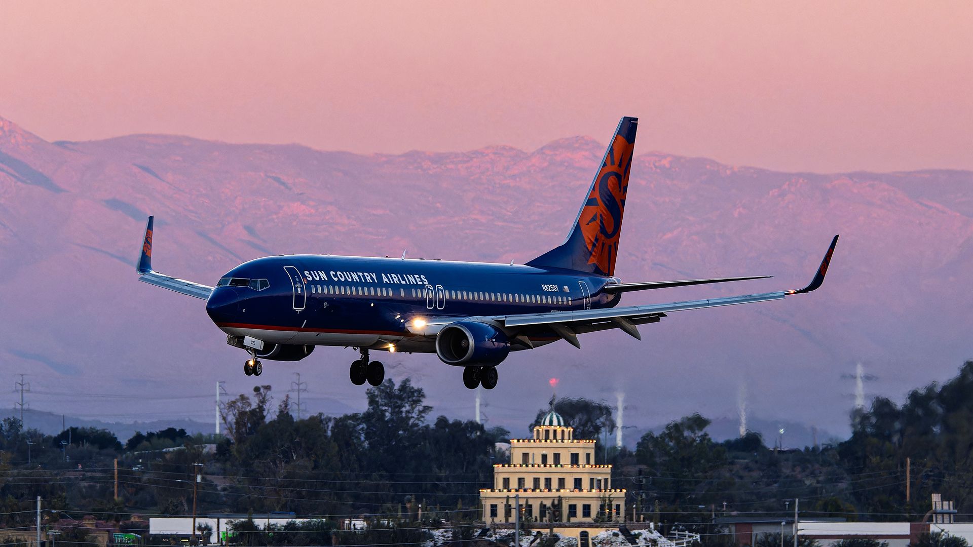 Sun Country Airlines Boeing 737-800 damaged after tail strike in Milwaukee