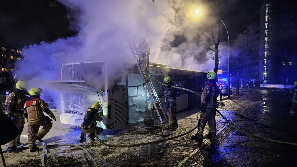 Mehrere Notrufe eingegangen: Feuerwehr löscht brennenden Bus