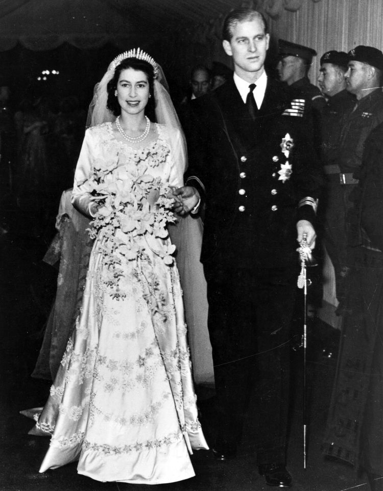 Queen Elizabeth's iconic wedding dress—which she bought with war ration ...