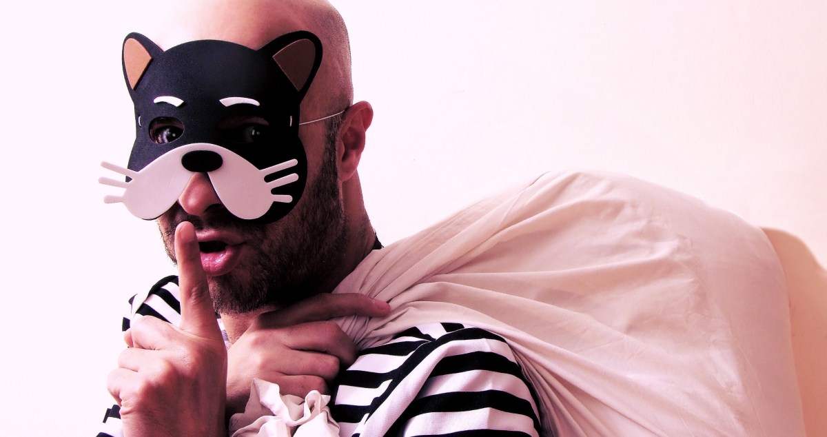 New York police handle a case of mistaken identity with amusing 'masked ...