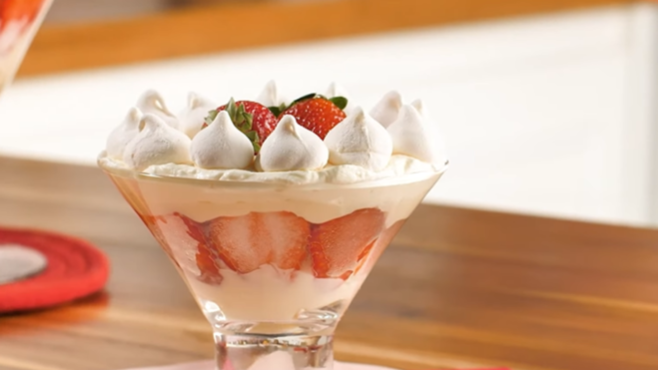 Sobremesa de suspiro com morangos: receita fácil e deliciosa para ...