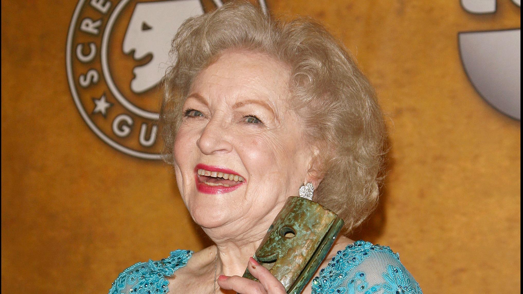 Betty White nous quittait il y a 4 ans à l’aube de ses 100 ans : sa ...