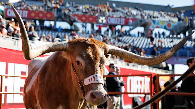 Texas, Michigan tied at halftime of Citrus Bowl after back-and-forth start