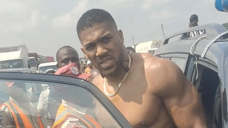 Øjenvidne: Anthony Joshua chokeret efter voldsom bilulykke