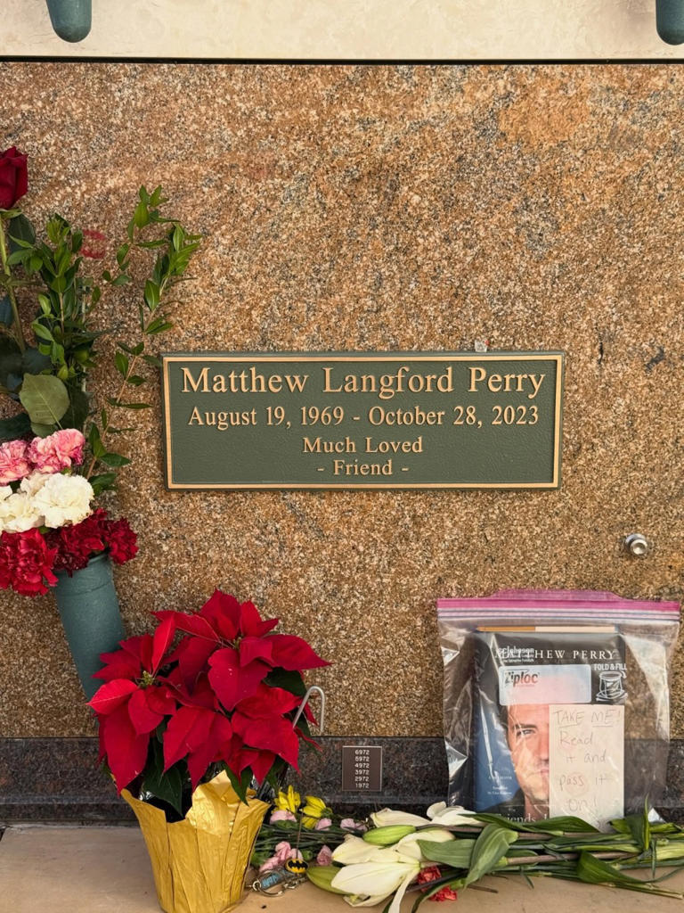 Matthew Perry’s grave has a new plaque 2 years after his death ...