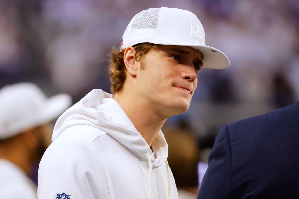 Vikes' McCarthy returns to practice, with progress on hand injury ...