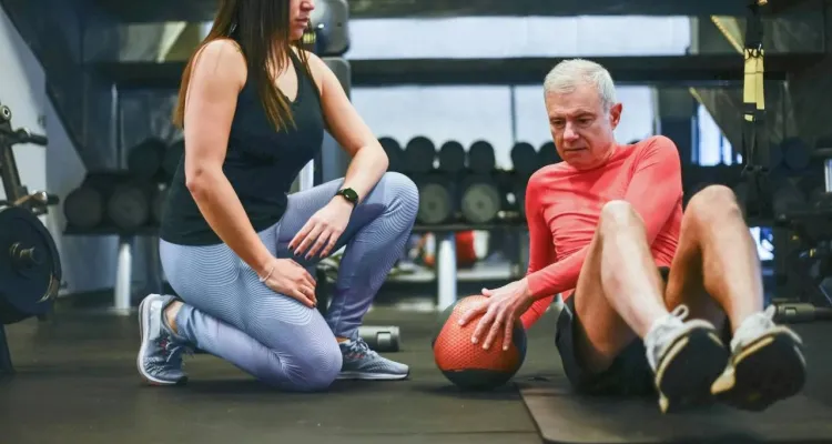 Trening siłowy dla osób 50+. Jak zacząć, unikać kontuzji i budować ...